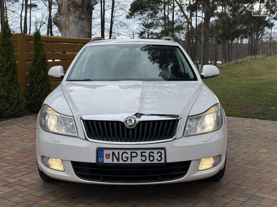 White Skoda Octavia 2012 in Vilnius, with an engine capacity of 1.60 L and mileage of 320 thousand km for 3650 €, photo 6 on AUTOMOTO.COM.LV