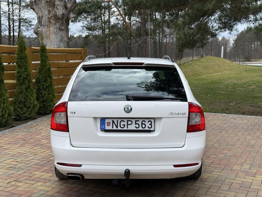 White Skoda Octavia 2012 in Vilnius, with an engine capacity of 1.60 L and mileage of 320 thousand km for 3650 €, photo 15 on AUTOMOTO.COM.LV