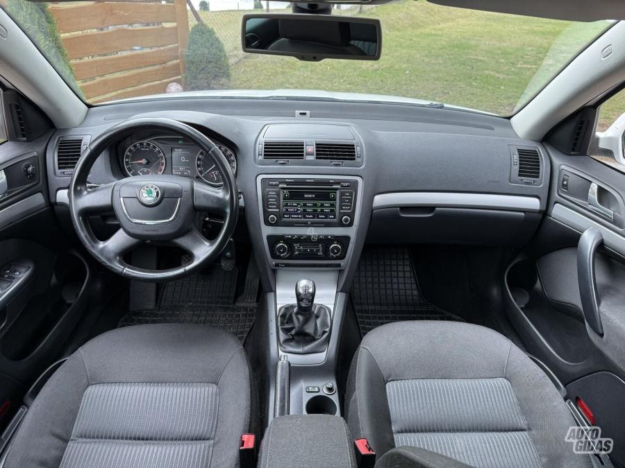 White Skoda Octavia 2012 in Vilnius, with an engine capacity of 1.60 L and mileage of 320 thousand km for 3650 €, photo 28 on AUTOMOTO.COM.LV