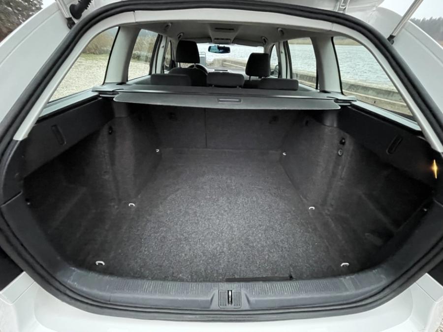 White Skoda Octavia 2012 in Riga, with an engine capacity of 1.60 L and mileage of 225 thousand km for 3900 €, photo 4 on AUTOMOTO.COM.LV