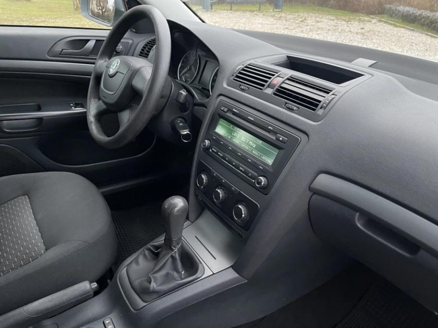 White Skoda Octavia 2012 in Riga, with an engine capacity of 1.60 L and mileage of 225 thousand km for 3900 €, photo 8 on AUTOMOTO.COM.LV