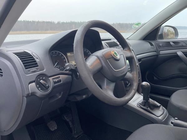 Белый Шкода Октавия 2012 в Рига, объемом двигателя 1.60 л и пробегом 225 тыс. км за 3900 €, фото 8 на AUTOMOTO.COM.LV