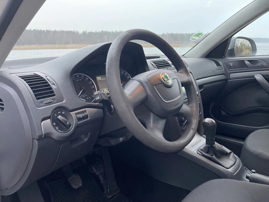 White Skoda Octavia 2012 in Riga, with an engine capacity of 1.60 L and mileage of 225 thousand km for 3900 €, photo 9 on AUTOMOTO.COM.LV