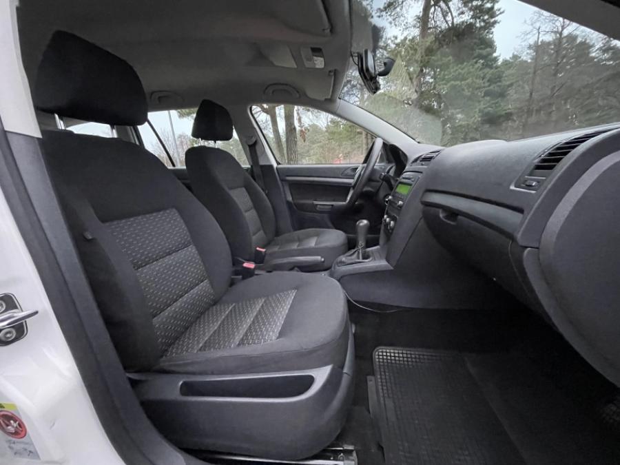 White Skoda Octavia 2012 in Riga, with an engine capacity of 1.60 L and mileage of 225 thousand km for 3900 €, photo 10 on AUTOMOTO.COM.LV