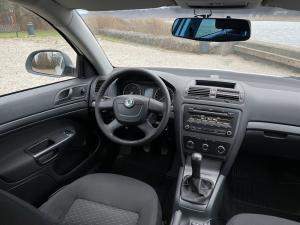 White Skoda Octavia 2012 in Riga, with an engine capacity of 1.60 L and mileage of 225 thousand km for 3900 €, photo 11 on AUTOMOTO.COM.LV