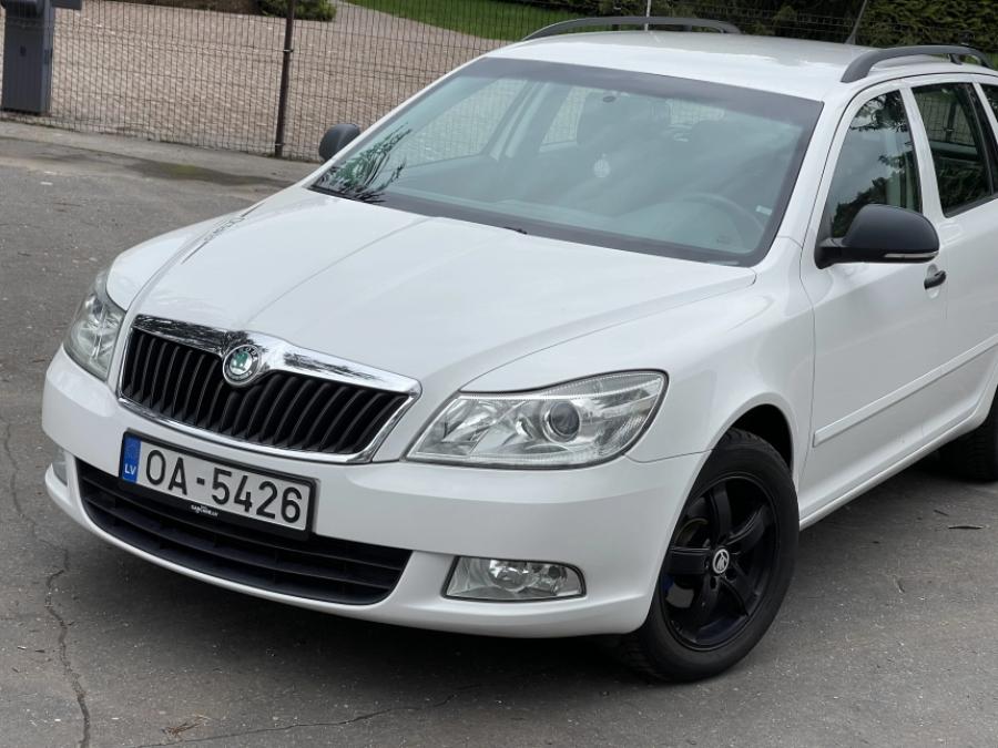 White Skoda Octavia 2012 in Riga, with an engine capacity of 1.60 L and mileage of 225 thousand km for 3900 €, photo 12 on AUTOMOTO.COM.LV