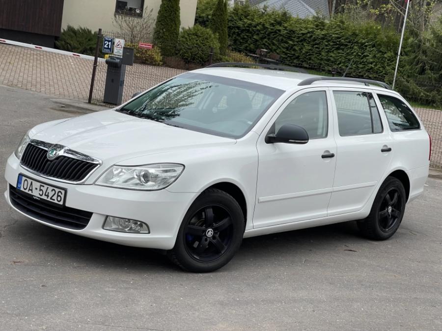 White Skoda Octavia 2012 in Riga, with an engine capacity of 1.60 L and mileage of 225 thousand km for 3900 €, photo 15 on AUTOMOTO.COM.LV