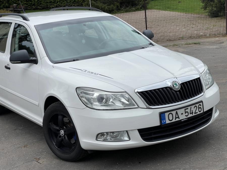 White Skoda Octavia 2012 in Riga, with an engine capacity of 1.60 L and mileage of 225 thousand km for 3900 €, photo 17 on AUTOMOTO.COM.LV
