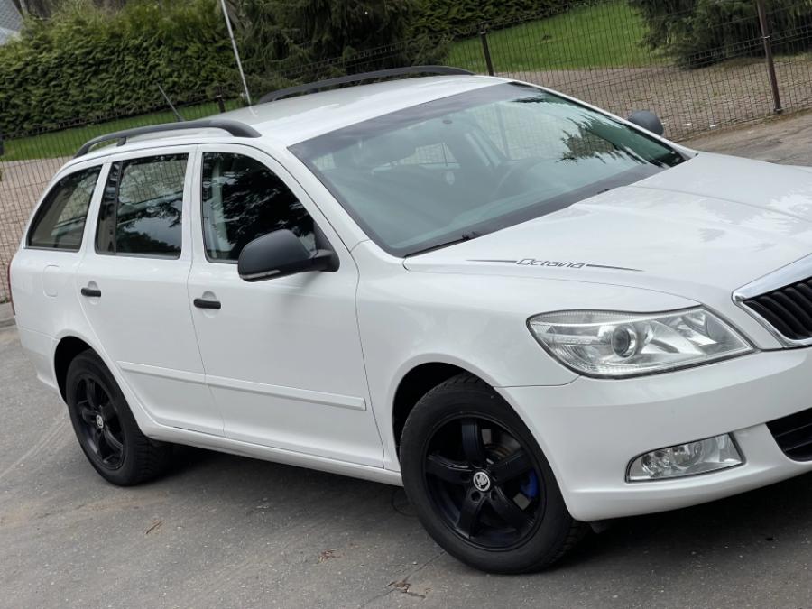 White Skoda Octavia 2012 in Riga, with an engine capacity of 1.60 L and mileage of 225 thousand km for 3900 €, photo 19 on AUTOMOTO.COM.LV