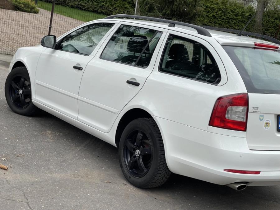 White Skoda Octavia 2012 in Riga, with an engine capacity of 1.60 L and mileage of 225 thousand km for 3900 €, photo 22 on AUTOMOTO.COM.LV