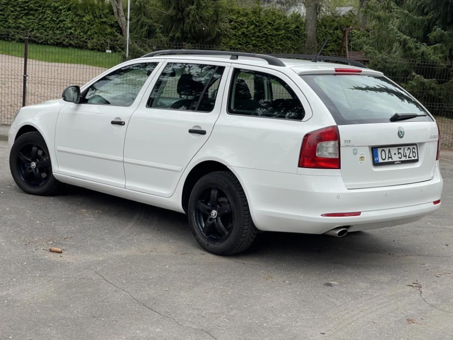 White Skoda Octavia 2012 in Riga, with an engine capacity of 1.60 L and mileage of 225 thousand km for 3900 €, photo 23 on AUTOMOTO.COM.LV