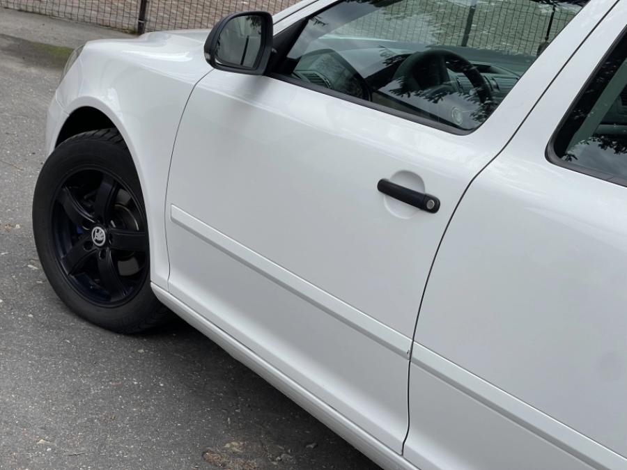 White Skoda Octavia 2012 in Riga, with an engine capacity of 1.60 L and mileage of 225 thousand km for 3900 €, photo 24 on AUTOMOTO.COM.LV