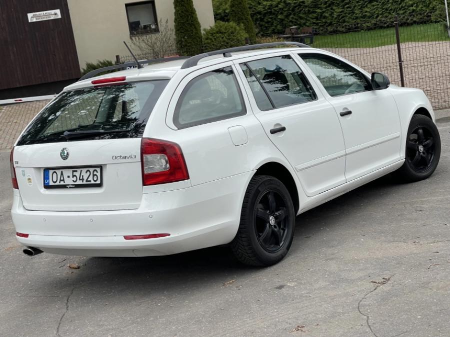 White Skoda Octavia 2012 in Riga, with an engine capacity of 1.60 L and mileage of 225 thousand km for 3900 €, photo 25 on AUTOMOTO.COM.LV