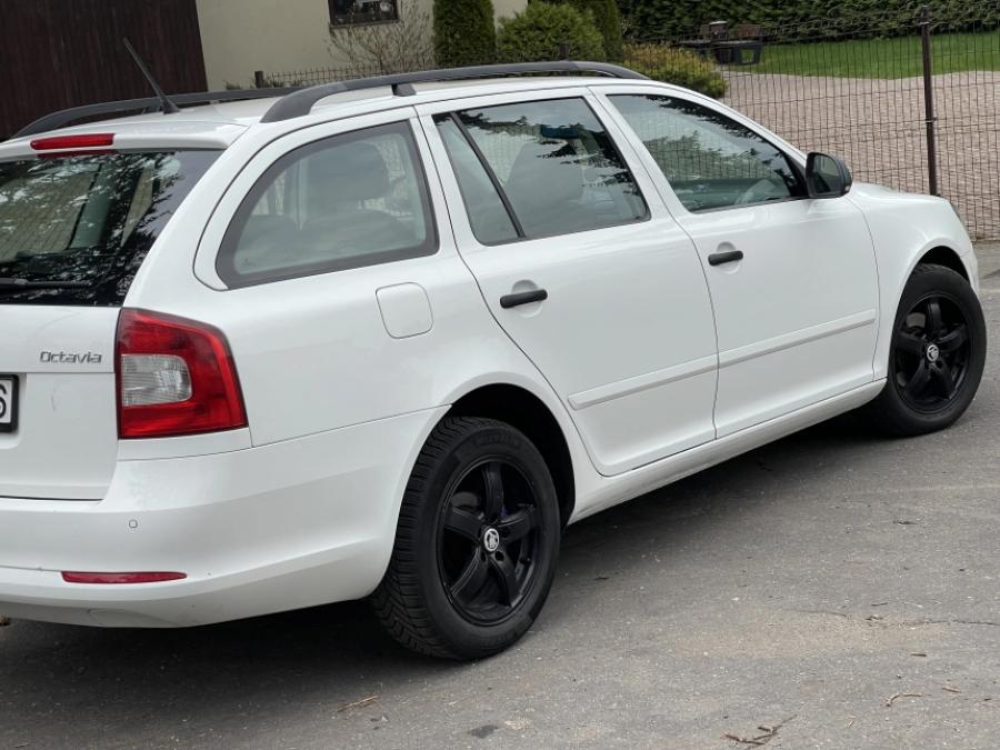 White Skoda Octavia 2012 in Riga, with an engine capacity of 1.60 L and mileage of 225 thousand km for 3900 €, photo 26 on AUTOMOTO.COM.LV