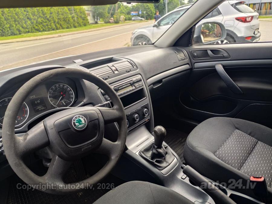 White Skoda Octavia 2012 in Tallinn, with an engine capacity of 1.20 L and mileage of 195 thousand km for 2999 €, photo 7 on AUTOMOTO.COM.LV