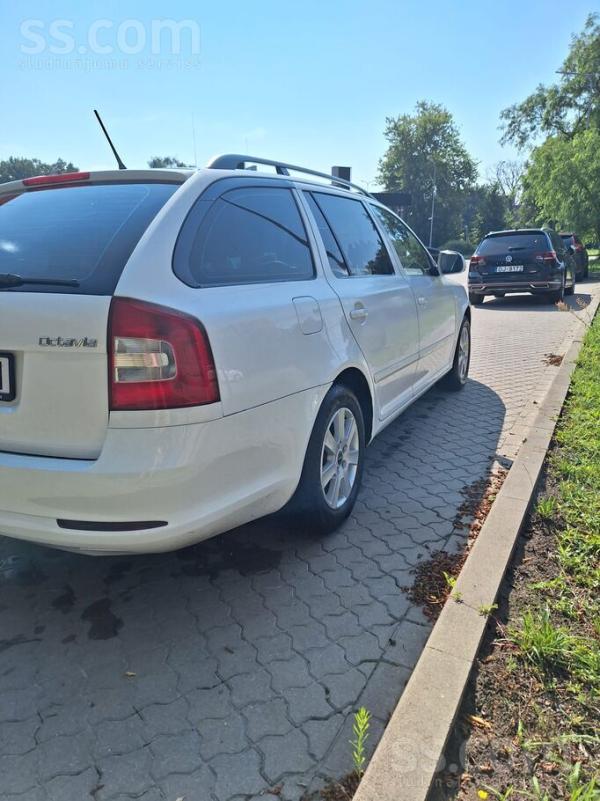 White Skoda Octavia 2012 in Jelgava, with an engine capacity of 1.60 L and mileage of 383 thousand km for 2750 €, photo 4 on AUTOMOTO.COM.LV