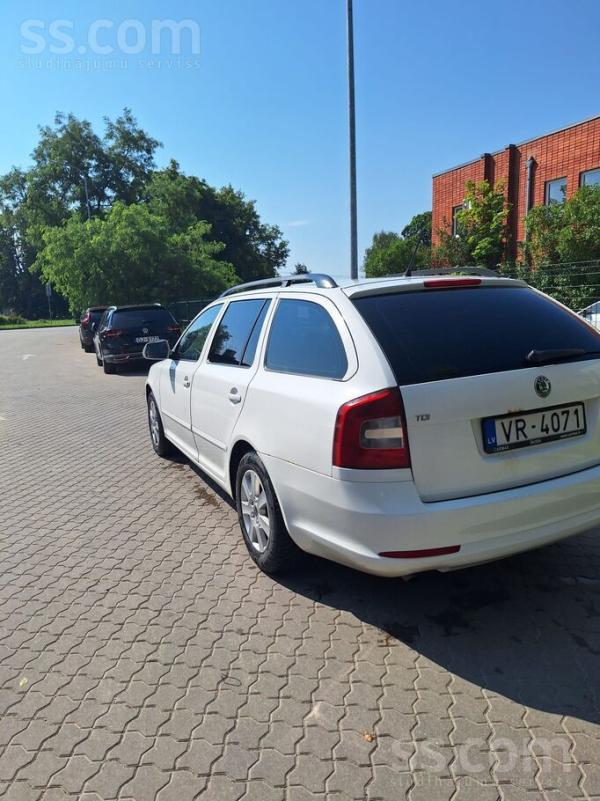 White Skoda Octavia 2012 in Jelgava, with an engine capacity of 1.60 L and mileage of 383 thousand km for 2750 €, photo 5 on AUTOMOTO.COM.LV
