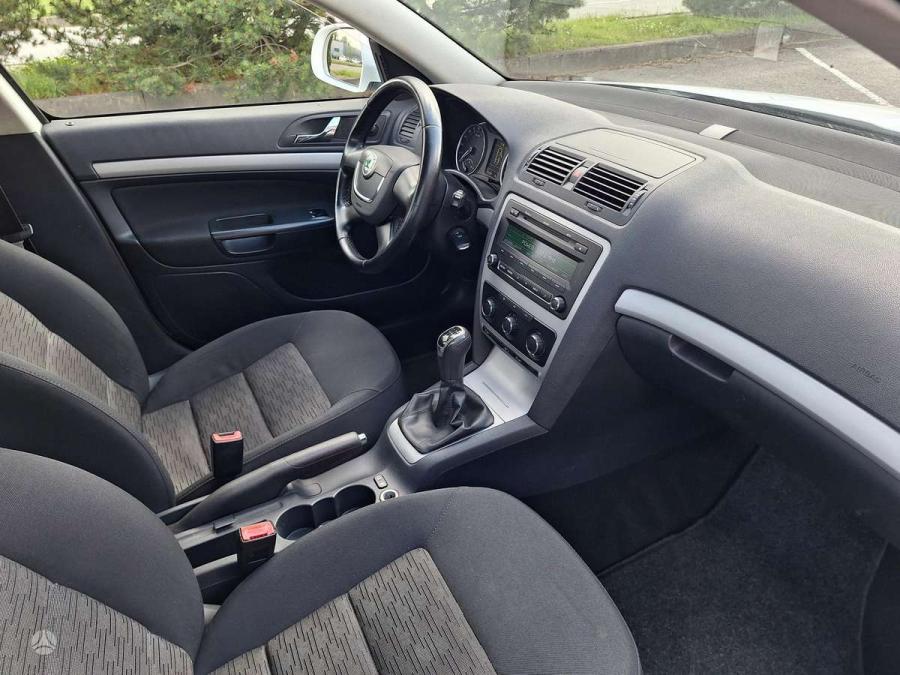 Balts Skoda Octavia 2012 Telšiai, ar dzinēja tilpumu 1.60 L un nobraukumu 271 tūkst. km par 3450 €, foto 8 vietnē AUTOMOTO.COM.LV