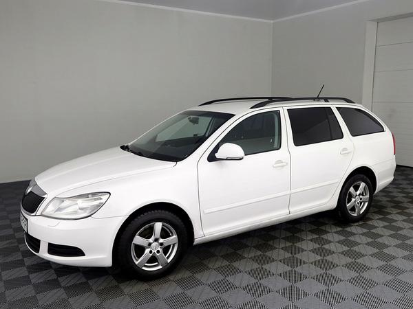 White Skoda Octavia 2012 in Tallinn, with an engine capacity of 1.60 L and mileage of 357 thousand km for 1899 €, photo 2 on AUTOMOTO.COM.LV