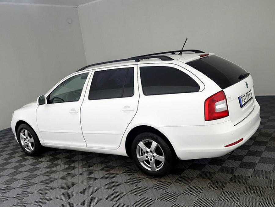 White Skoda Octavia 2012 in Tallinn, with an engine capacity of 1.60 L and mileage of 357 thousand km for 1899 €, photo 5 on AUTOMOTO.COM.LV