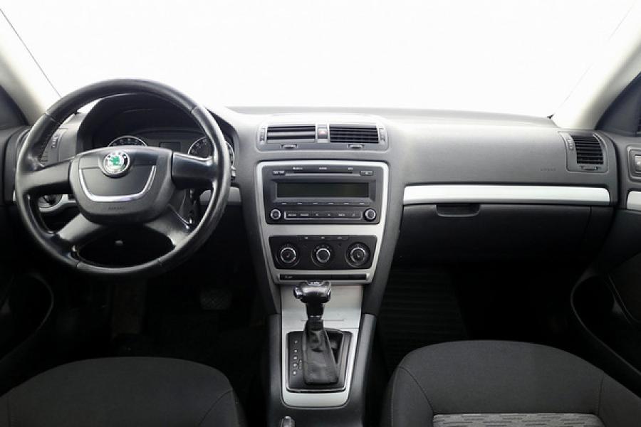 White Skoda Octavia 2012 in Tallinn, with an engine capacity of 1.60 L and mileage of 357 thousand km for 1899 €, photo 6 on AUTOMOTO.COM.LV