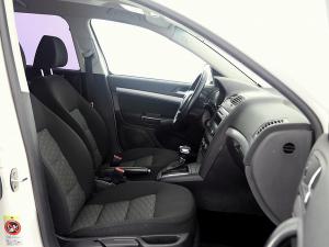 White Skoda Octavia 2012 in Tallinn, with an engine capacity of 1.60 L and mileage of 357 thousand km for 1899 €, photo 7 on AUTOMOTO.COM.LV