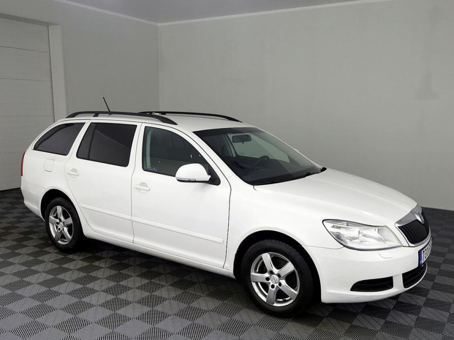 White Skoda Octavia 2012 in Tallinn, with an engine capacity of 1.60 L and mileage of 357 thousand km for 1899 €, photo 9 on AUTOMOTO.COM.LV