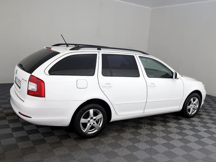 White Skoda Octavia 2012 in Tallinn, with an engine capacity of 1.60 L and mileage of 357 thousand km for 1899 €, photo 11 on AUTOMOTO.COM.LV