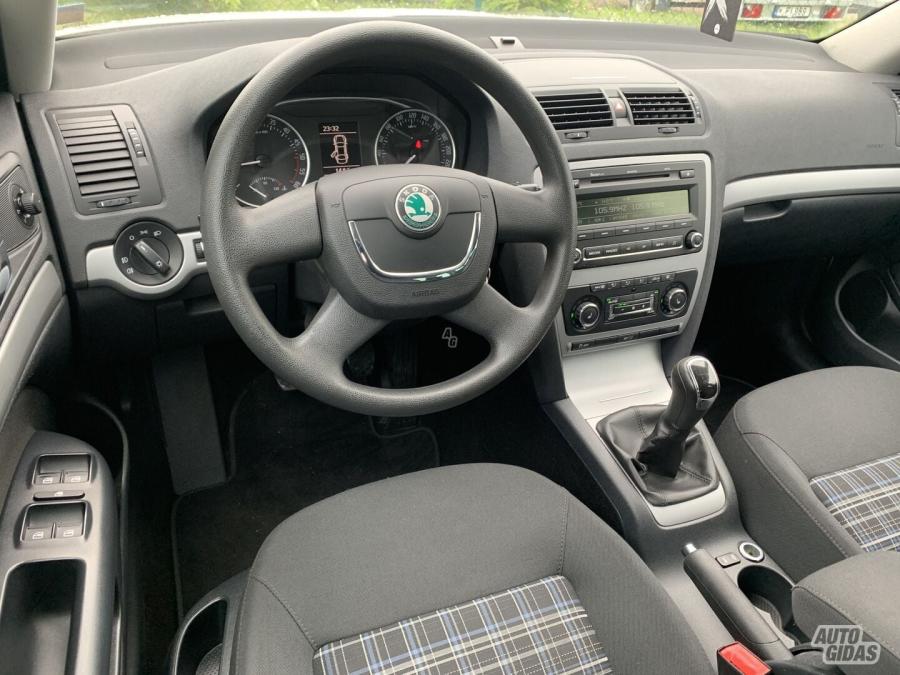 White Skoda Octavia 2013 in Kaunas, with an engine capacity of 1.60 L and mileage of 276 thousand km for 4199 €, photo 14 on AUTOMOTO.COM.LV