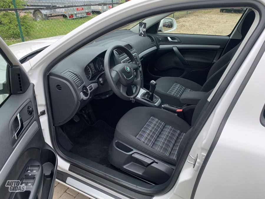 White Skoda Octavia 2013 in Kaunas, with an engine capacity of 1.60 L and mileage of 276 thousand km for 4199 €, photo 17 on AUTOMOTO.COM.LV