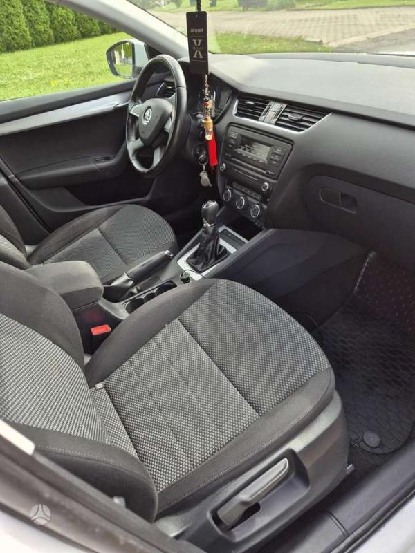 White Skoda Octavia 2013 in Kaunas, with an engine capacity of 1.60 L and mileage of 234 thousand km for 4700 €, photo 6 on AUTOMOTO.COM.LV