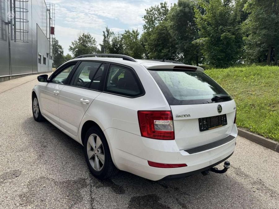 White Skoda Octavia 2013 in Alytus, with an engine capacity of 2.00 L and mileage of 347 thousand km for 4450 €, photo 4 on AUTOMOTO.COM.LV
