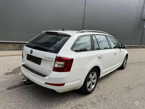 White Skoda Octavia 2013 in Alytus, with an engine capacity of 2.00 L and mileage of 347 thousand km for 4450 €, photo 4 on AUTOMOTO.COM.LV