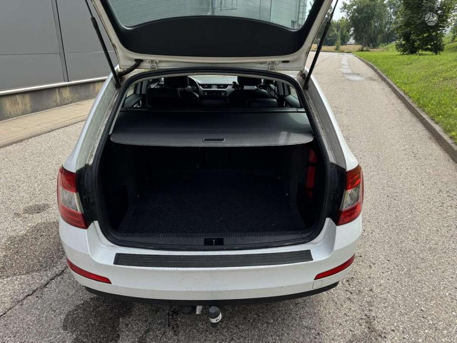 White Skoda Octavia 2013 in Alytus, with an engine capacity of 2.00 L and mileage of 347 thousand km for 4450 €, photo 6 on AUTOMOTO.COM.LV