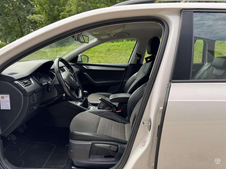 White Skoda Octavia 2013 in Alytus, with an engine capacity of 2.00 L and mileage of 347 thousand km for 4450 €, photo 7 on AUTOMOTO.COM.LV
