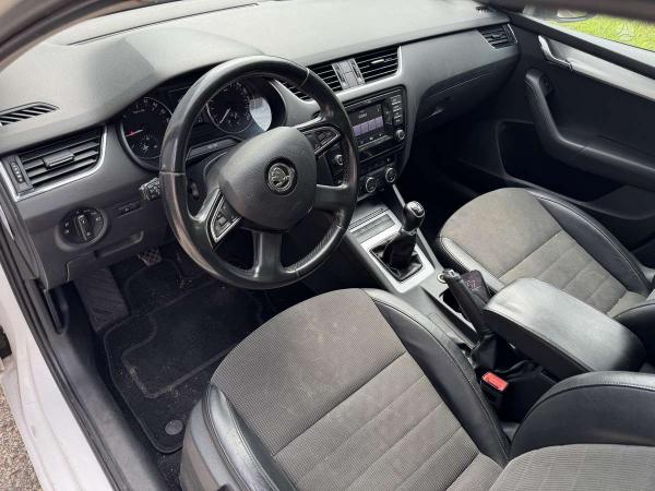 White Skoda Octavia 2013 in Alytus, with an engine capacity of 2.00 L and mileage of 347 thousand km for 4450 €, photo 7 on AUTOMOTO.COM.LV
