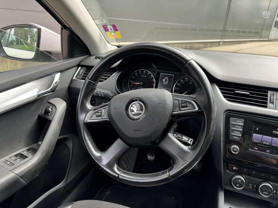 White Skoda Octavia 2013 in Alytus, with an engine capacity of 2.00 L and mileage of 347 thousand km for 4450 €, photo 12 on AUTOMOTO.COM.LV