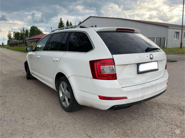 Balts Skoda Octavia 2013 Tauragė, ar dzinēja tilpumu 1.97 L un nobraukumu 400 tūkst. km par 2200 €, foto 4 vietnē AUTOMOTO.COM.LV