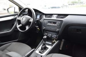 White Skoda Octavia 2013 in Vilnius, with an engine capacity of 1.60 L and mileage of 260 thousand km for 5950 €, photo 11 on AUTOMOTO.COM.LV
