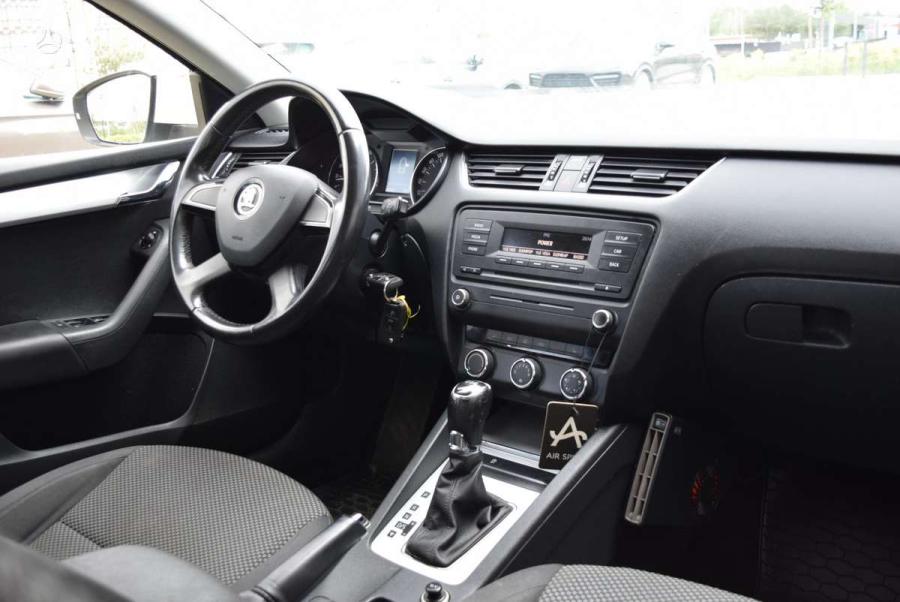 White Skoda Octavia 2013 in Vilnius, with an engine capacity of 1.60 L and mileage of 260 thousand km for 5950 €, photo 11 on AUTOMOTO.COM.LV