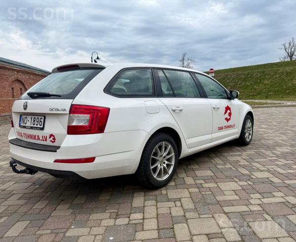 White Skoda Octavia 2014 in Daugavpils, with an engine capacity of 1.60 L and mileage of 222 thousand km for 1000 €, photo 4 on AUTOMOTO.COM.LV