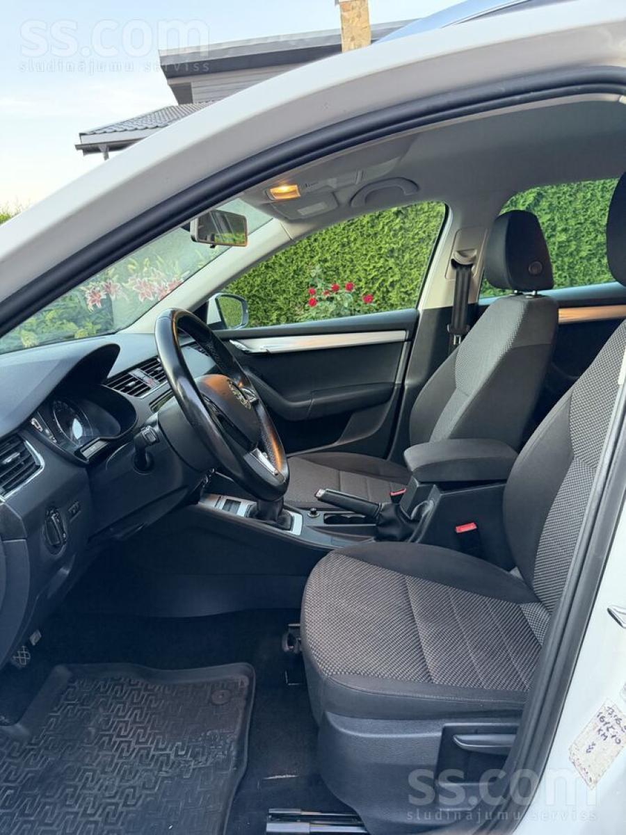 White Skoda Octavia 2014 in Riga, with an engine capacity of 2.00 L and mileage of 223 thousand km for 6500 €, photo 10 on AUTOMOTO.COM.LV
