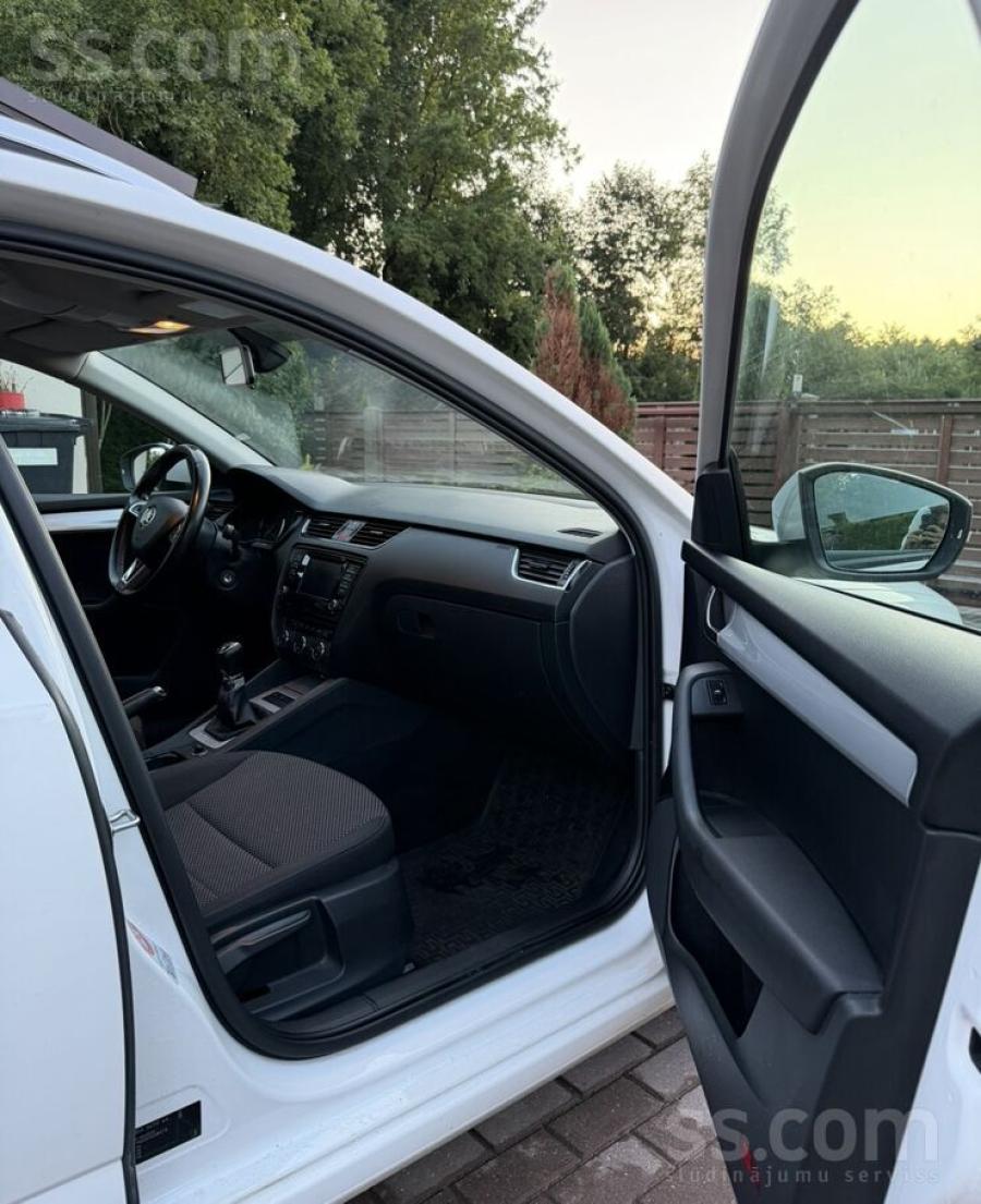 White Skoda Octavia 2014 in Riga, with an engine capacity of 2.00 L and mileage of 223 thousand km for 6500 €, photo 17 on AUTOMOTO.COM.LV