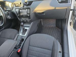 White Skoda Octavia 2014 in Klaipeda, with an engine capacity of 1.60 L and mileage of 390 thousand km for 4800 €, photo 8 on AUTOMOTO.COM.LV