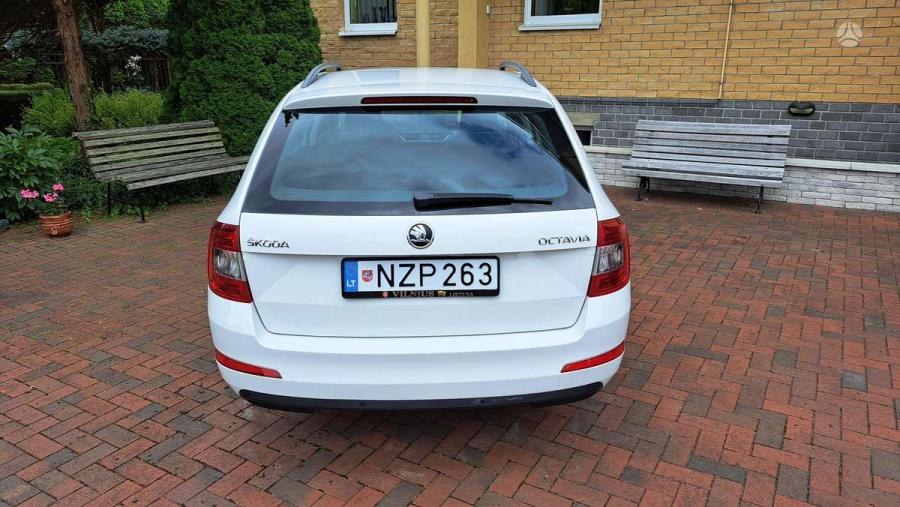 White Skoda Octavia 2014 in Vilnius, with an engine capacity of 1.60 L and mileage of 388 thousand km for 4200 €, photo 5 on AUTOMOTO.COM.LV