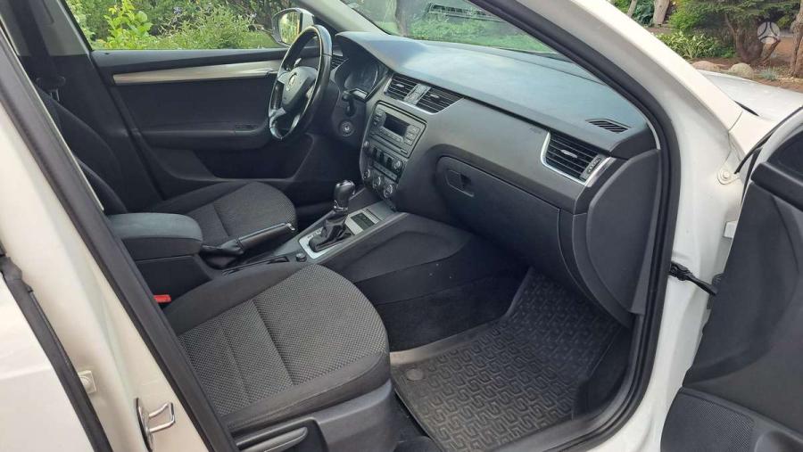 White Skoda Octavia 2014 in Vilnius, with an engine capacity of 1.60 L and mileage of 388 thousand km for 4200 €, photo 19 on AUTOMOTO.COM.LV