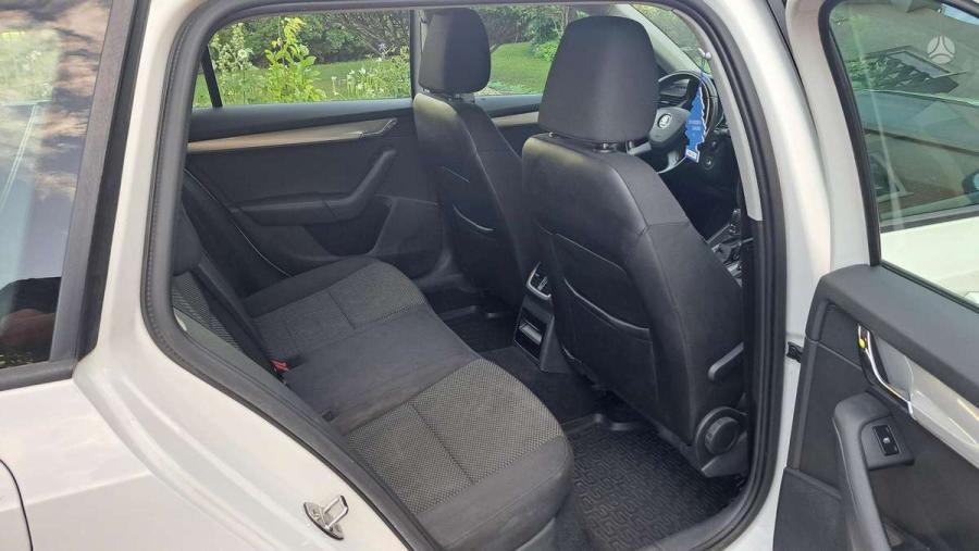 White Skoda Octavia 2014 in Vilnius, with an engine capacity of 1.60 L and mileage of 388 thousand km for 4200 €, photo 21 on AUTOMOTO.COM.LV