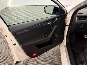 White Skoda Octavia 2015 in Marijampole, with an engine capacity of 1.97 L and mileage of 298 thousand km for 9450 €, photo 16 on AUTOMOTO.COM.LV