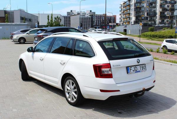 White Skoda Octavia 2015 in Vilnius, with an engine capacity of 2.00 L and mileage of 375 thousand km for 7200 €, photo 5 on AUTOMOTO.COM.LV
