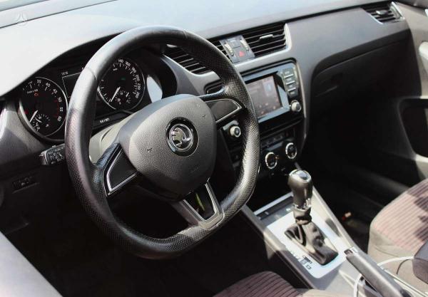 White Skoda Octavia 2015 in Vilnius, with an engine capacity of 2.00 L and mileage of 375 thousand km for 7200 €, photo 9 on AUTOMOTO.COM.LV